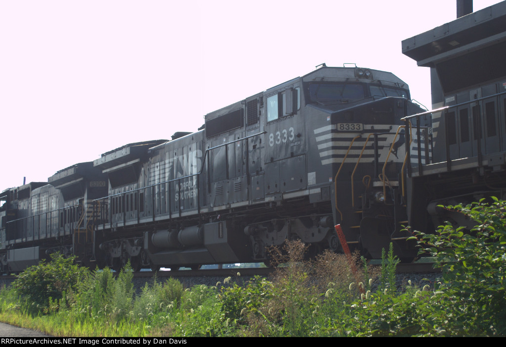 NS C40-8W 8333 second out on 17G